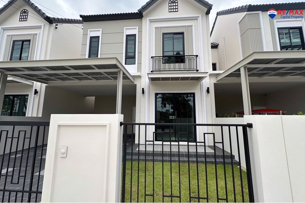 Modern Classic Townhome -PANO PINE | RE/MAX Capital Property